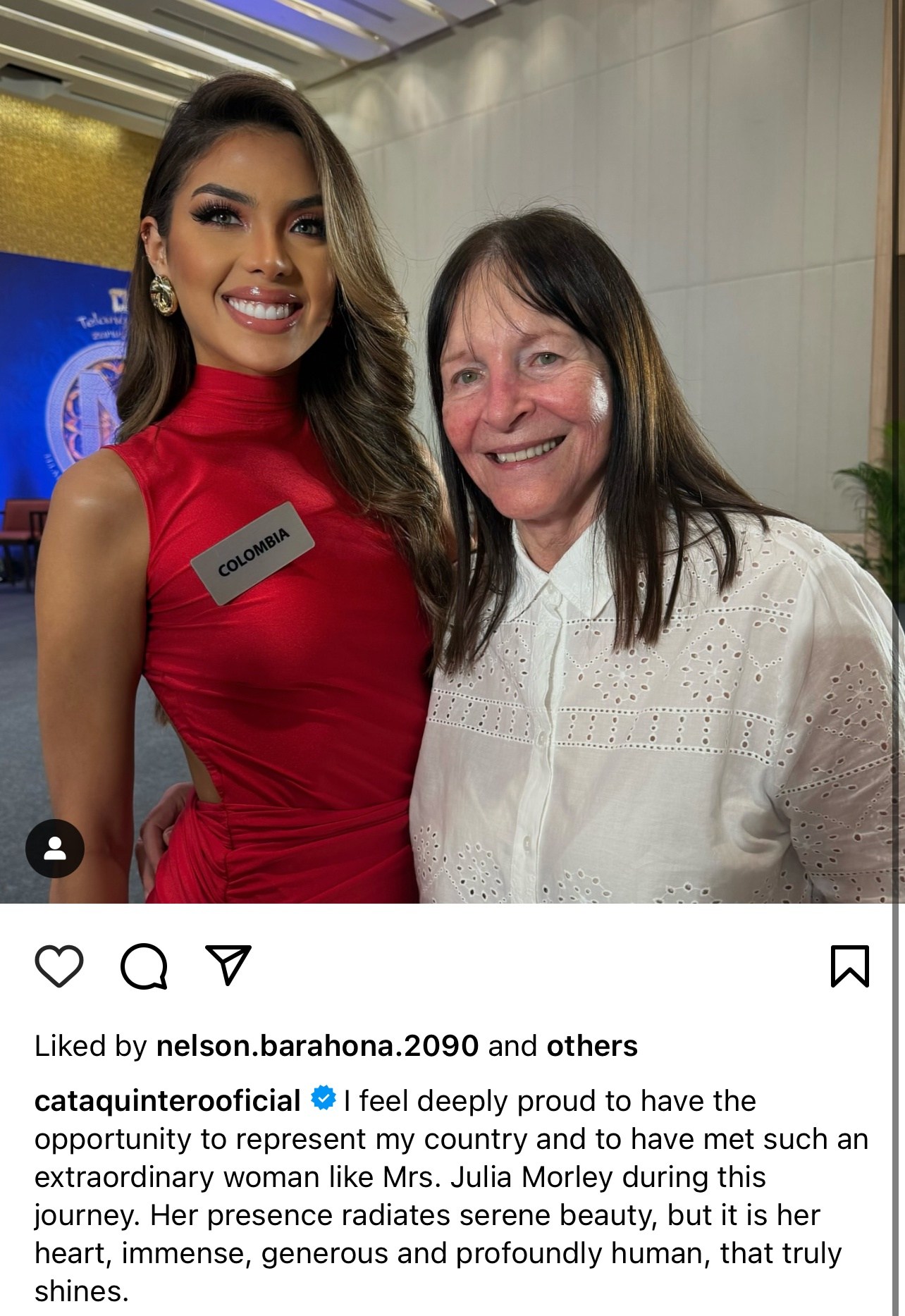 !La foto mas esperada! Julia Morley posa muy sonriente junto a Miss ...